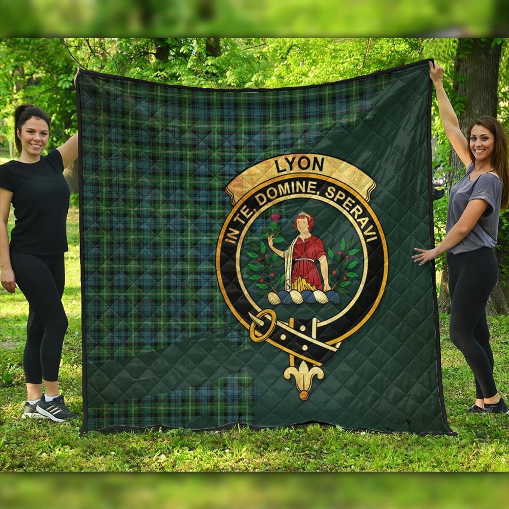 Lyon Clan Crest Premium Quilt Oldest Style | Celticprime.com – celticprime